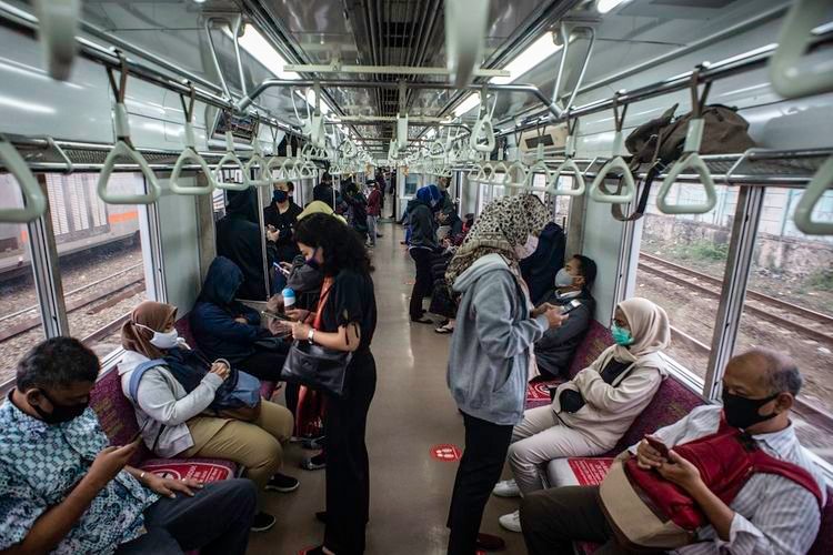 Viral Pasangan Muda-mudi Mesum di KRL, KAI Bertindak - suryapagi.com